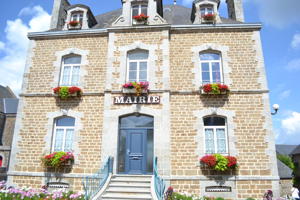St. Fraimbault: a flowery village in France – The Spanish Berry
